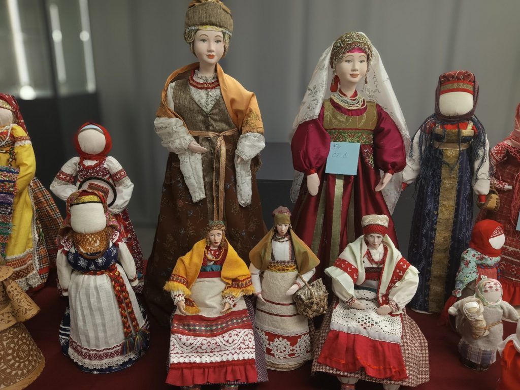 «Кукла в национальном костюме» | Вологодская областная картинная галерея